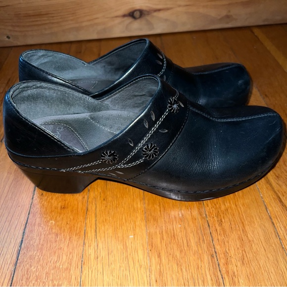 Dansko | Shoes | Dansko Womens Clog Black Leather Floral Design W Leaf ...